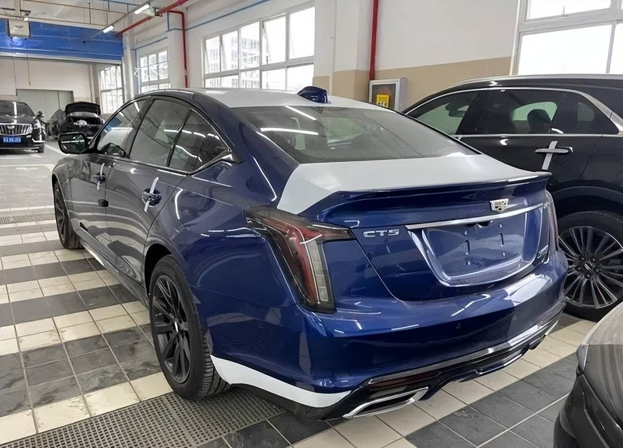 换代CT5抵达4S店，9K曲面屏+126色氛围灯，凯迪拉克挺直腰杆了？_搜狐汽车_搜狐网