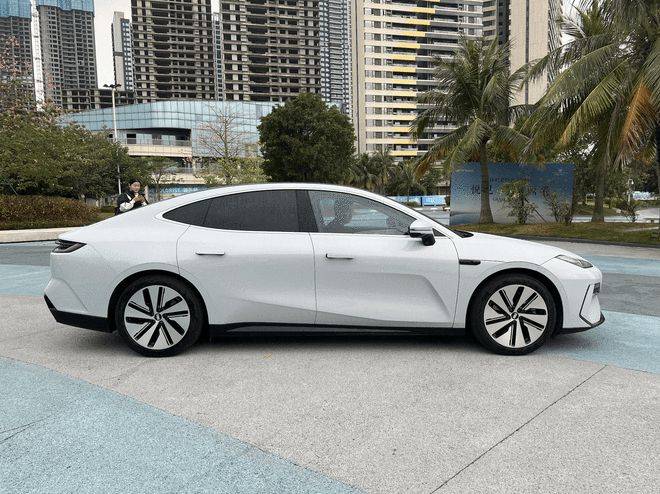 吉利银河E8预售18.8万起配800V超充 明年1月5日上市_搜狐汽车_搜狐网