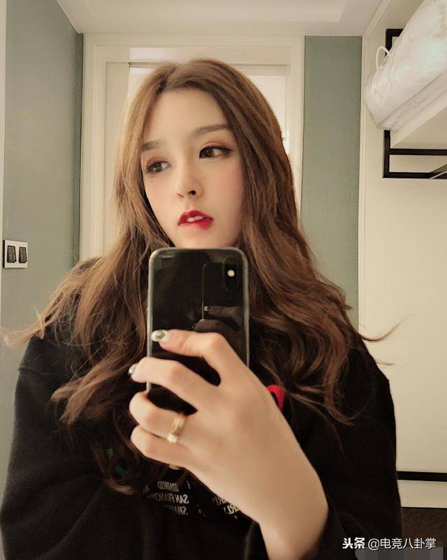 LOL：解说Rita续泳装照之后深夜再发福利，两个细节却让网友心碎_微博