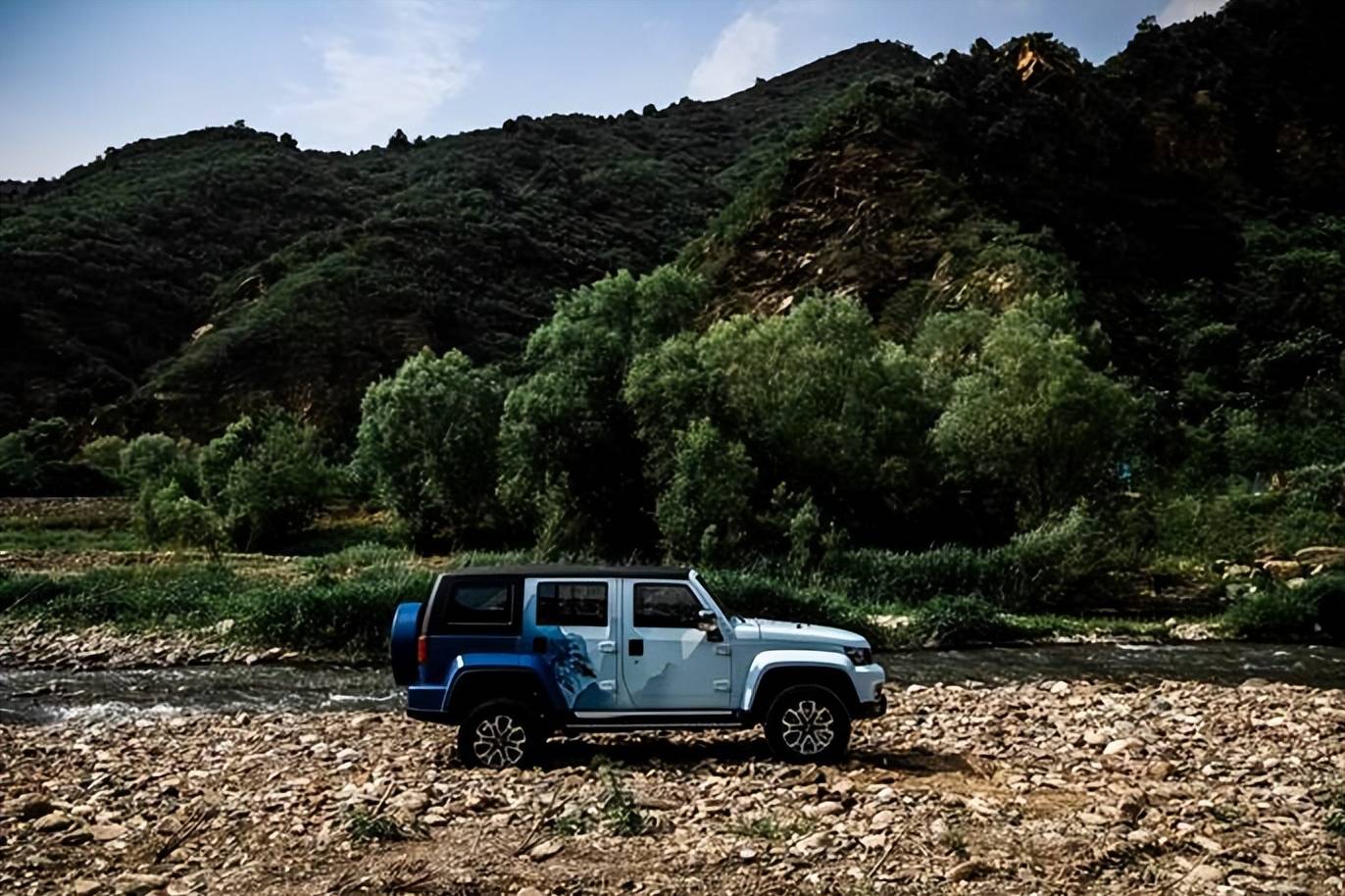 云峰奇景与国潮完美融合，BJ40将黄山带进繁华都市_越野_生活_城市