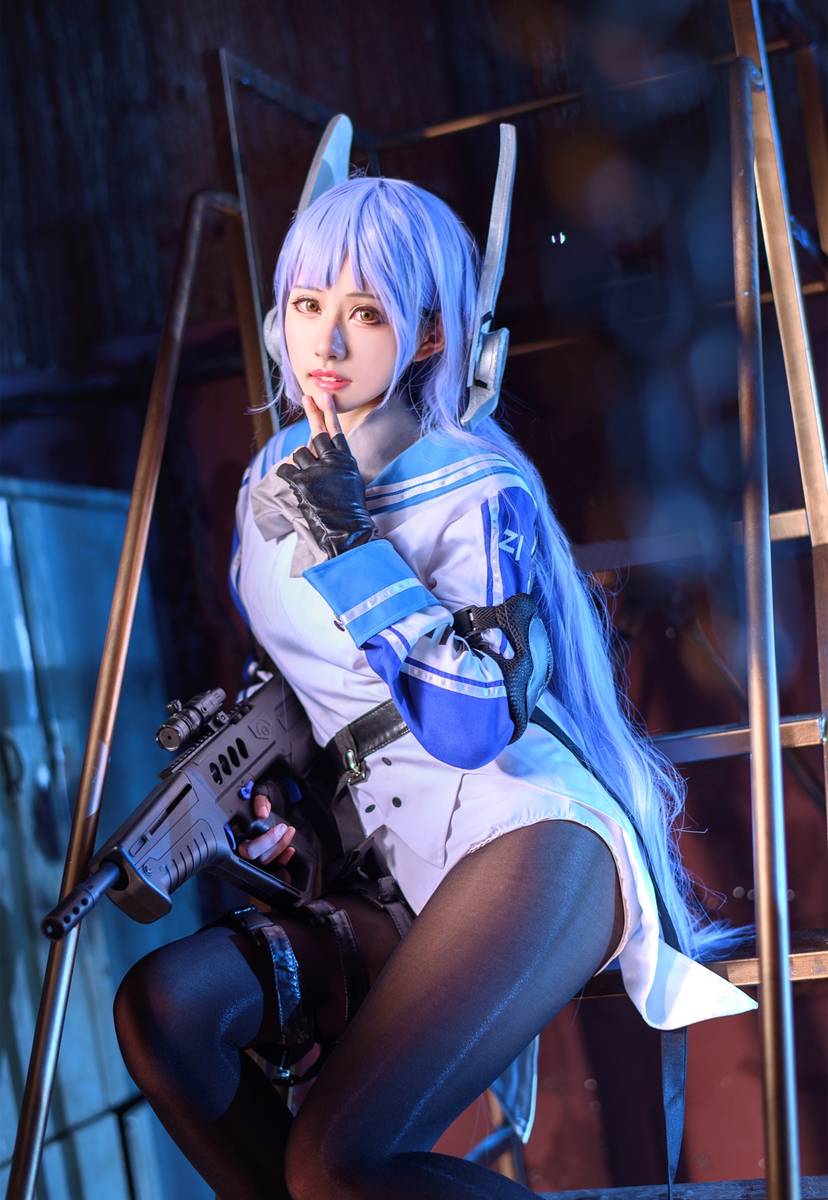 少女前线TAR-21 COS，水手服少女持枪侧坐，蓝毛黑袜又纯又欲
