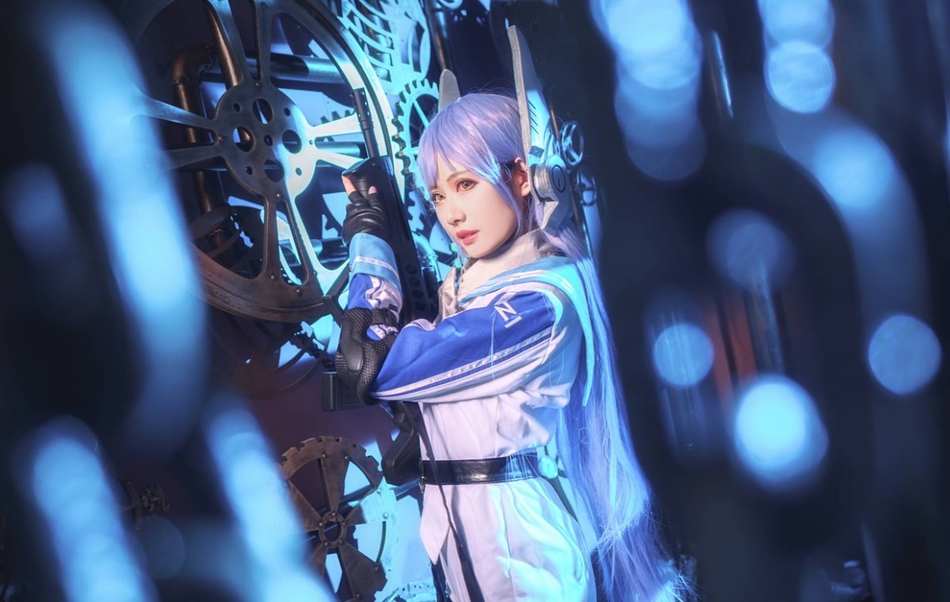 少女前线TAR-21 COS，水手服少女持枪侧坐，蓝毛黑袜又纯又欲