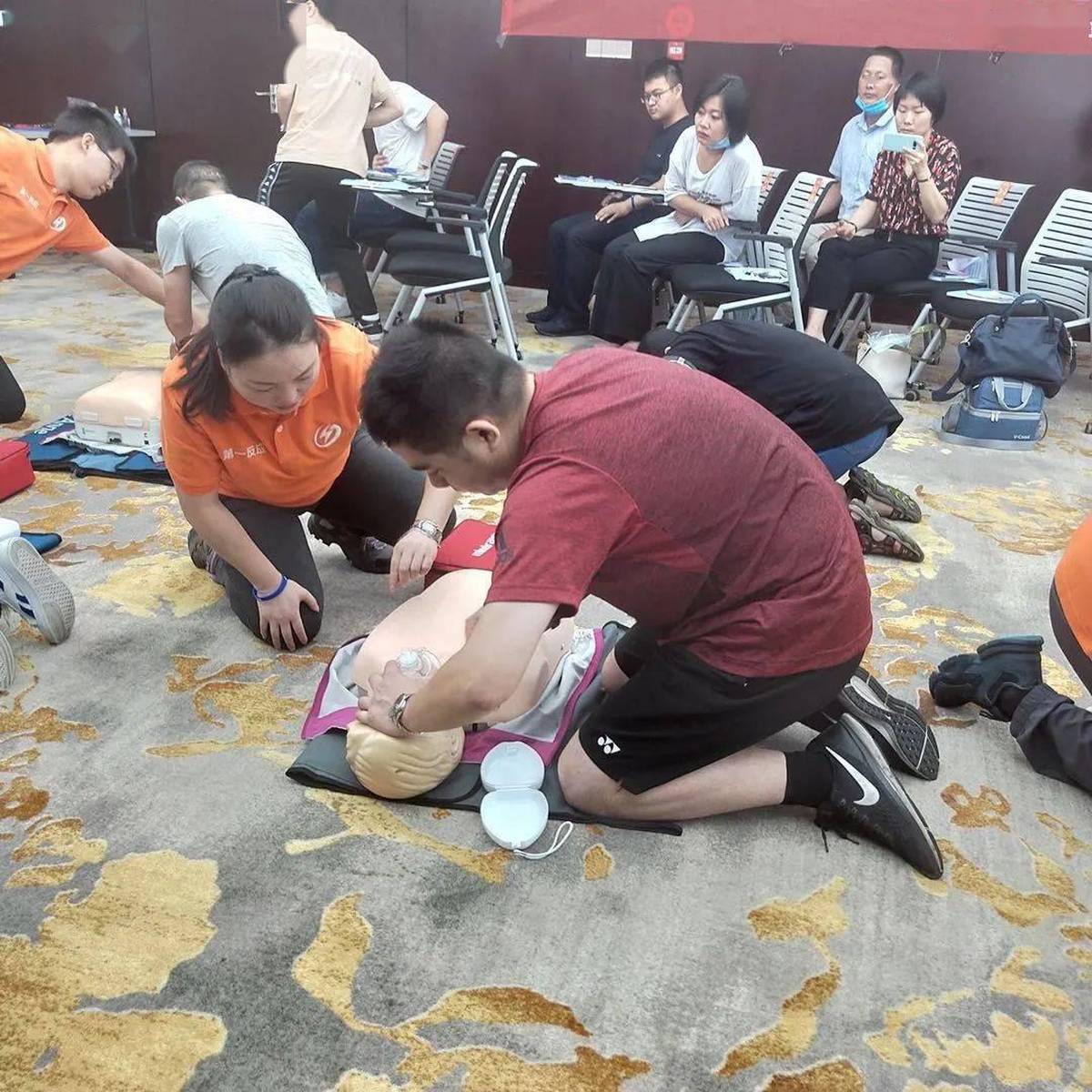 860平厕所、AED除颤器、母婴室、特色美食...高速“服务区+”，路上缺的全都有！