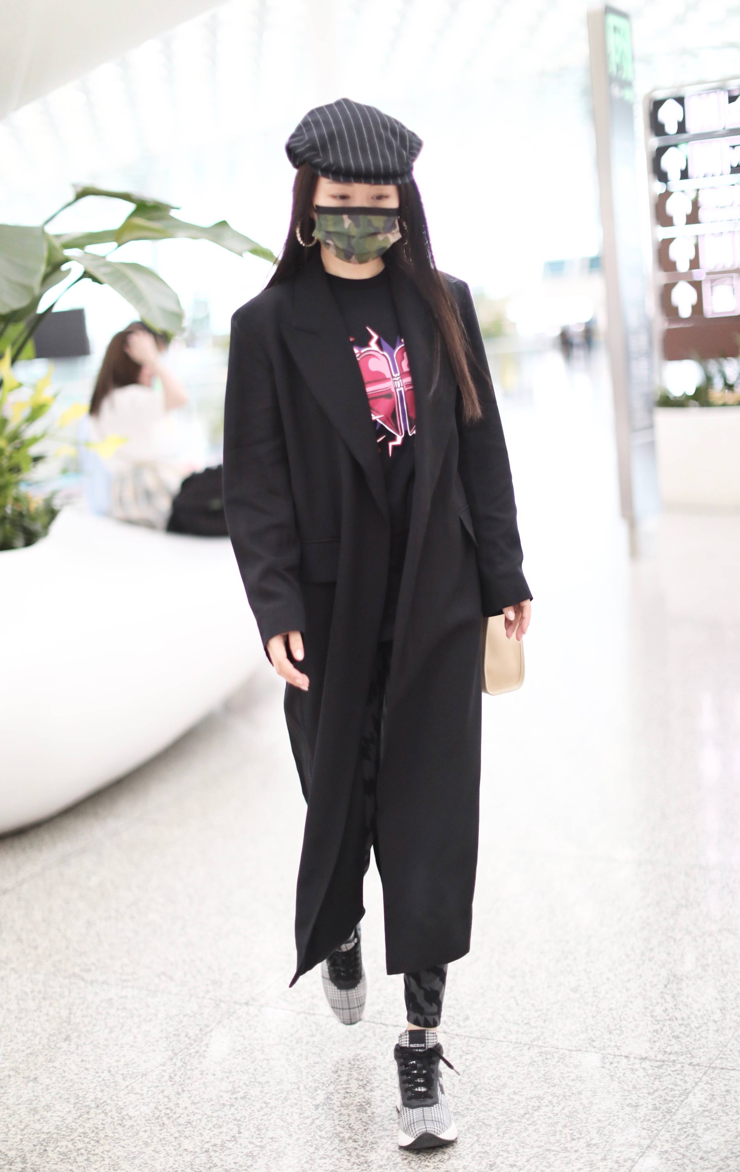 杨钰莹 浪姐”成团后首现身 歪头比耶女神也俏皮 搜狐大视野 搜狐新闻