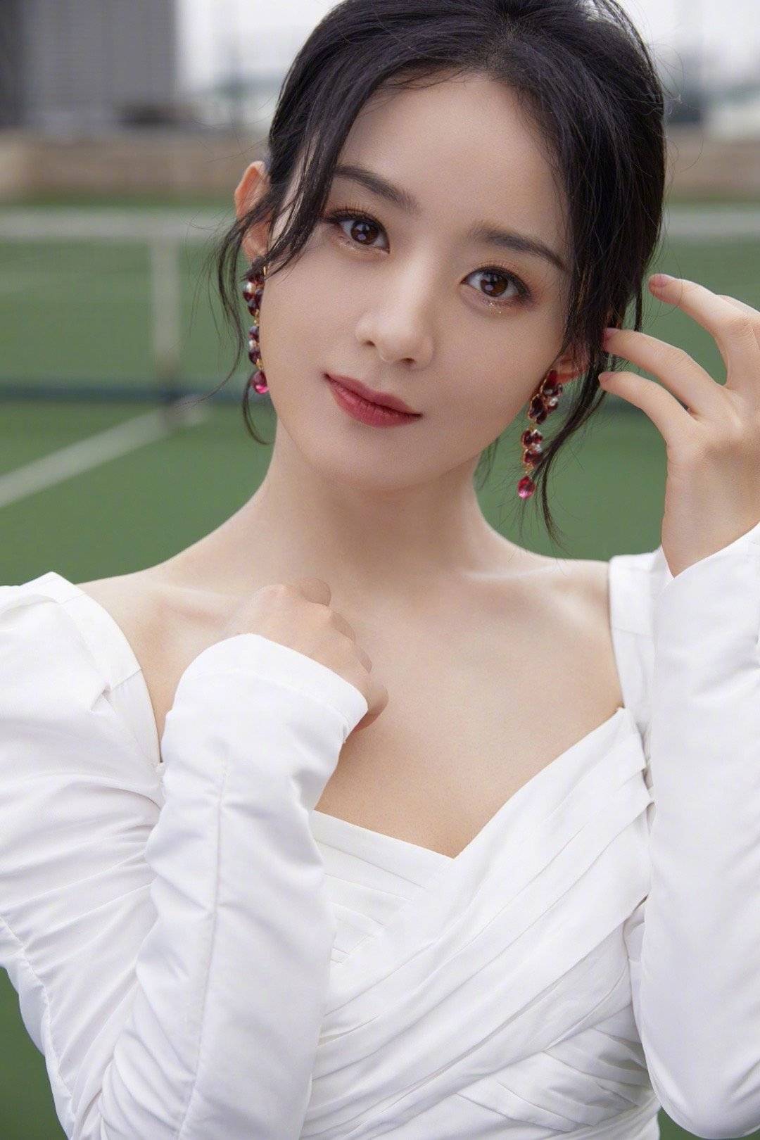 赵丽颖穿白裙配红丝带少女感足 对镜浅笑纯净清新 搜狐大视野 搜狐新闻