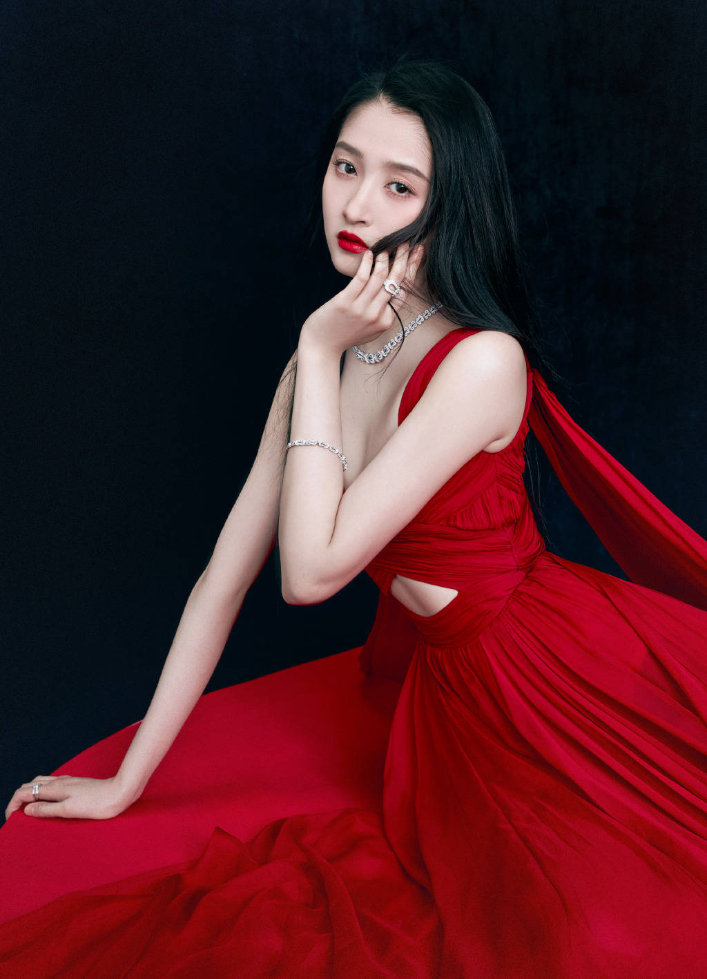 关晓彤穿开叉长裙美腿修长吸睛 酥胸圆润充满诱惑 搜狐大视野 搜狐新闻