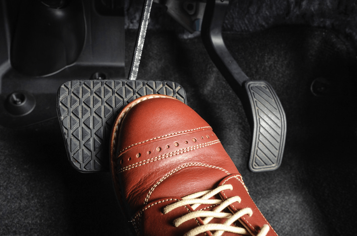 左边刹车右边油门对吗？刹车和油门区分口诀_搜狐汽车_搜狐网