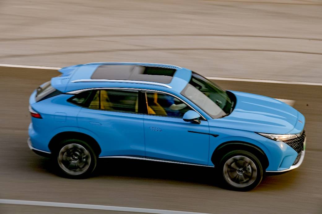 续航高达1050km、27寸4K滑移屏，第三代荣威超混eRX5最低售15.39万_搜狐汽车_搜狐网