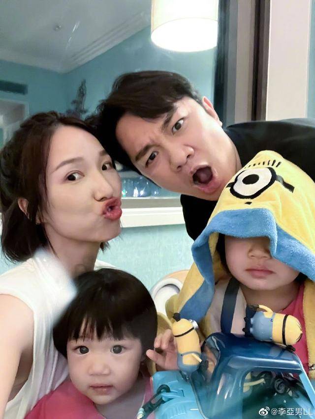 王祖蓝李亚男带娃游环球影城 俩女儿出镜可爱呆萌-搜狐大视野-搜狐新闻