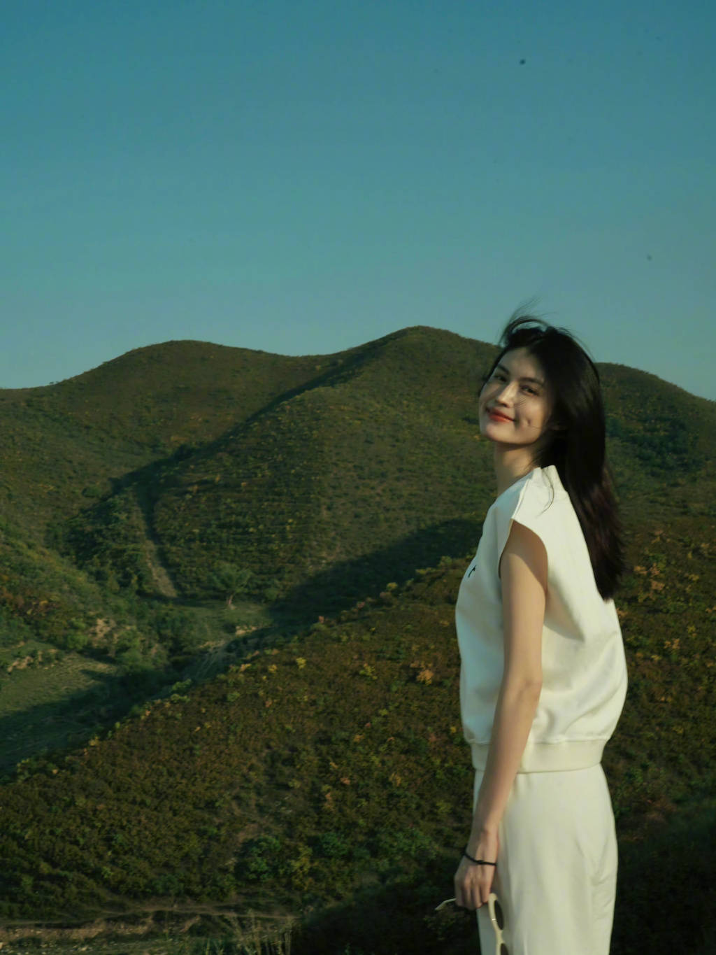 超模何穗晒秋日户外随拍 白色休闲装游走山水之间-搜狐大视野-搜狐新闻