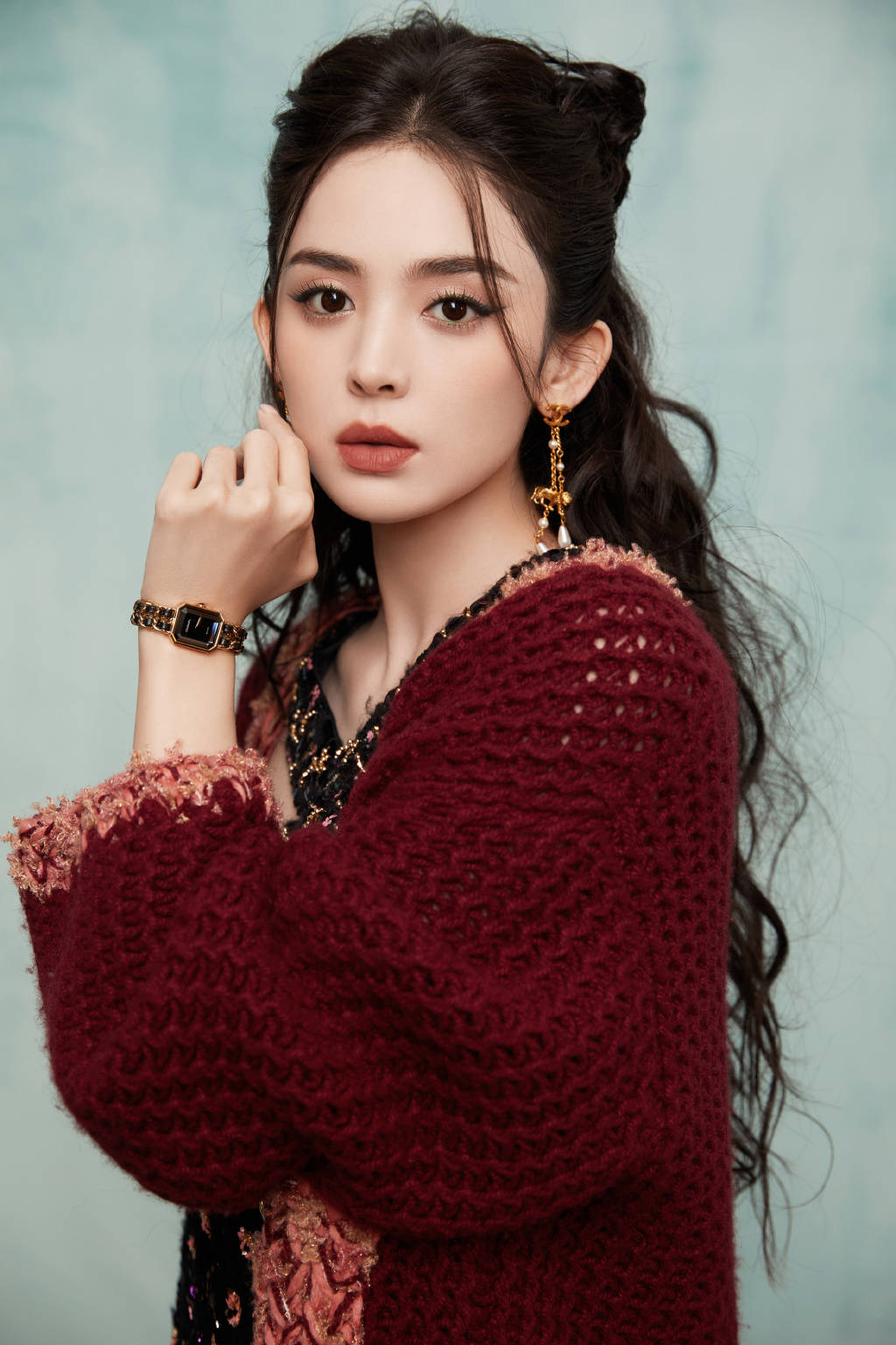 娜扎穿紧身刺绣裙秀好身材 酒红外套显雪白肌肤-搜狐大视野-搜狐新闻