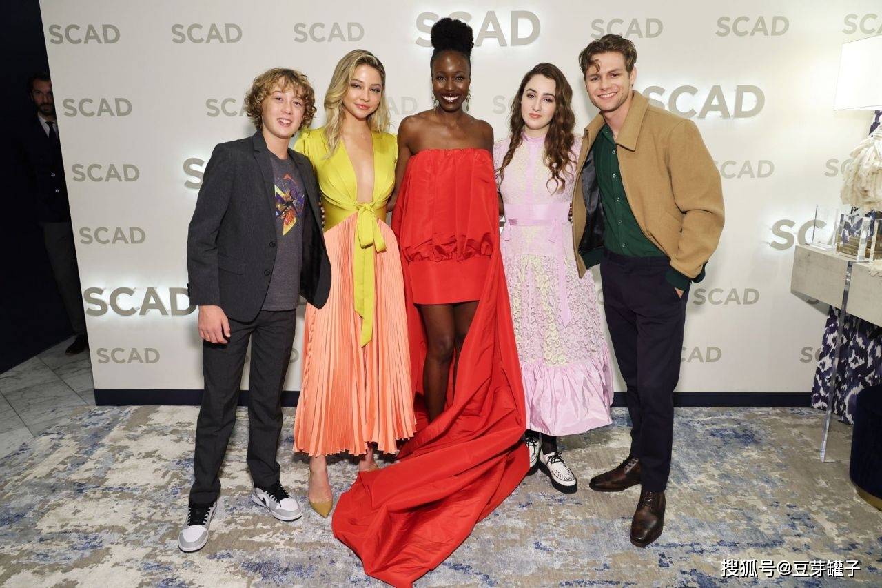 女星Madelyn Cline敞领长裙，身材匀称，优雅性感-搜狐大视野-搜狐新闻