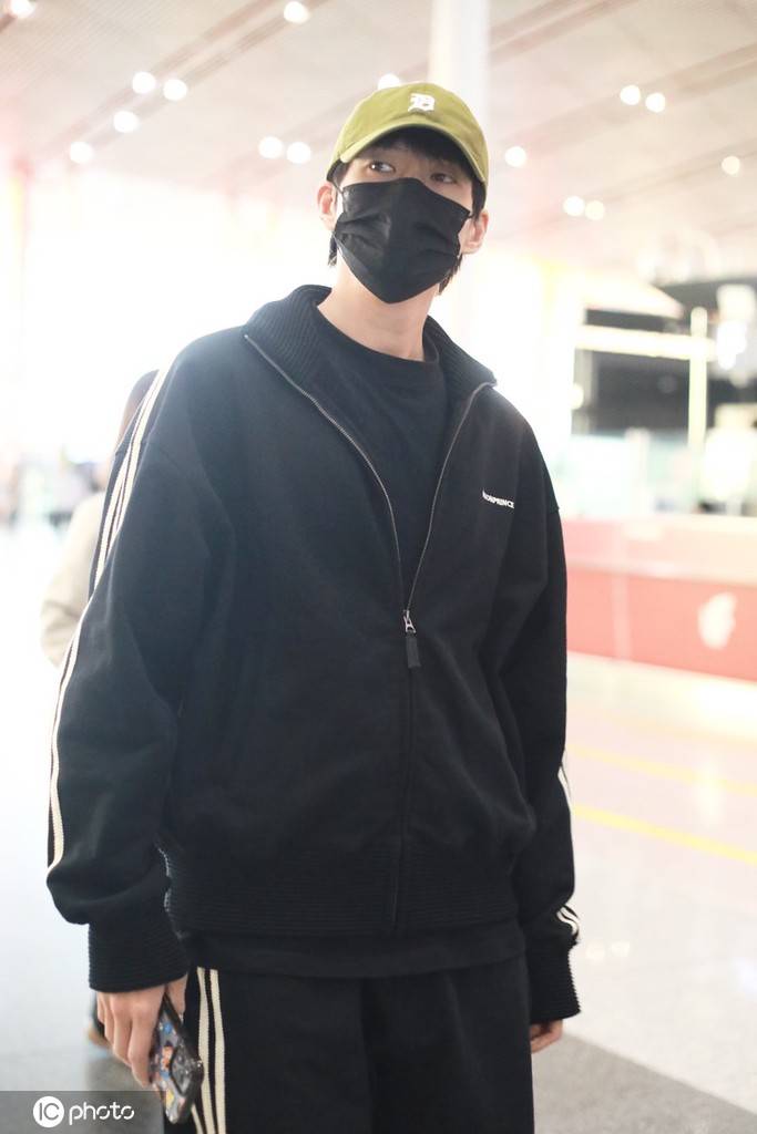 魏大勋北京机场出发 身着黑色运动套装帅气有型-搜狐大视野-搜狐新闻