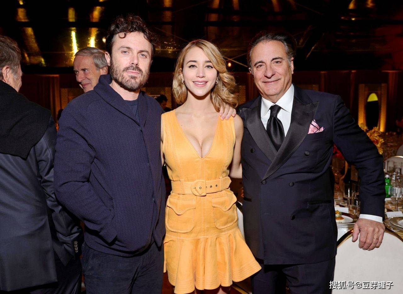 美国女星Caylee Cowan，曲线丰满，性感美艳-搜狐大视野-搜狐新闻