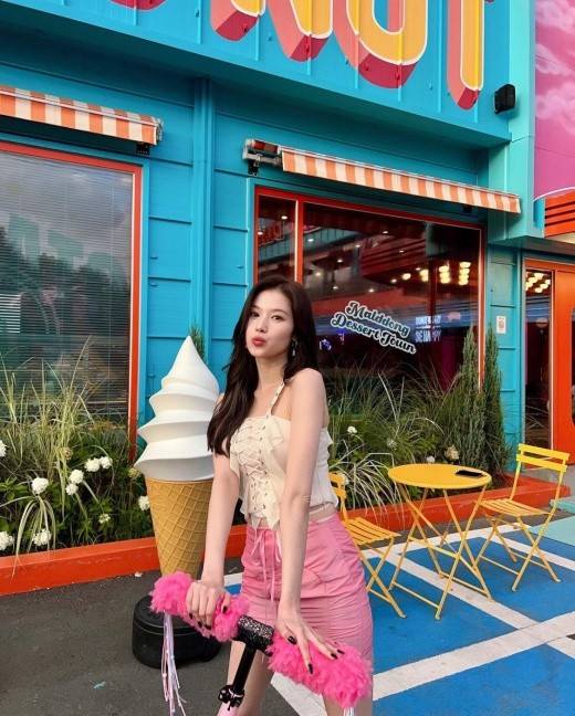 TWICE成员Sana晒街头美照 穿粉色短裙骑滑板车好辣-搜狐大视野-搜狐新闻