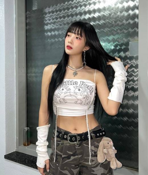 Joy晒黑发齐刘海美照 神似富江暗黑又美艳！-搜狐大视野-搜狐新闻