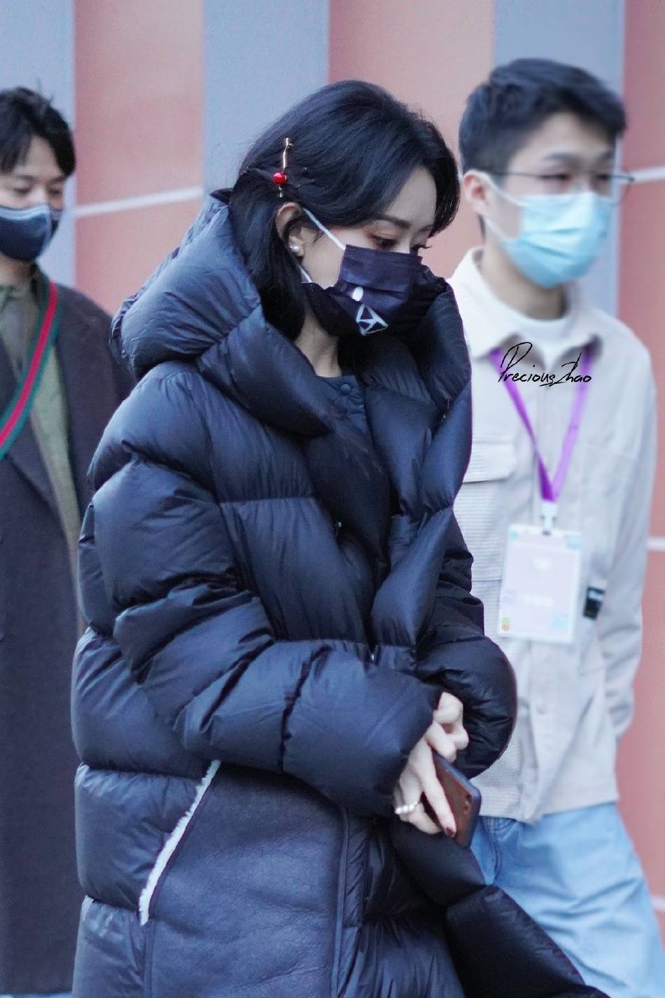 赵丽颖百花迎春晚会路透曝光 套羽绒服脚踩长筒靴 搜狐大视野 搜狐新闻