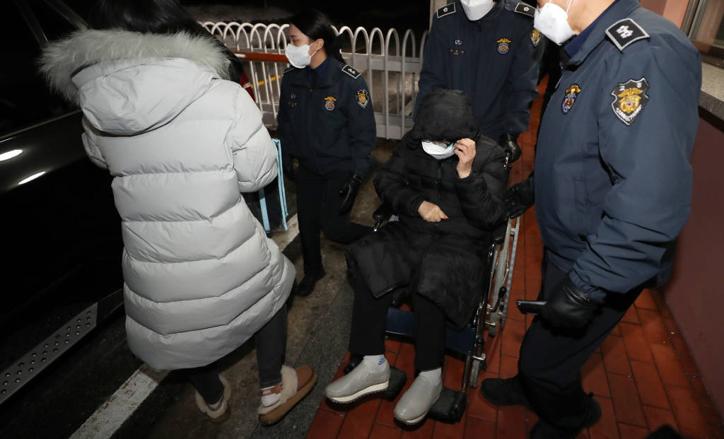 朴槿惠闺蜜崔顺实被临时释放：坐轮椅上一声不吭 搜狐大视野 搜狐新闻