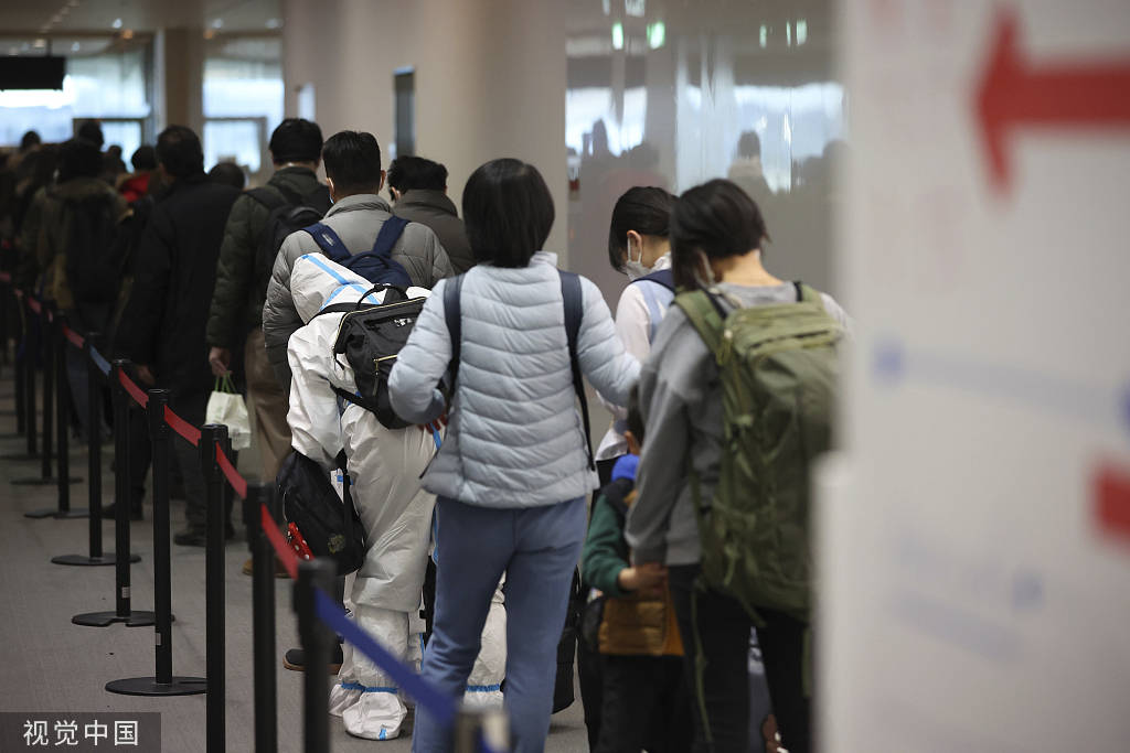 多国收紧对华入境防疫政策 旅客机场排队检测核酸-搜狐大视野-搜狐新闻