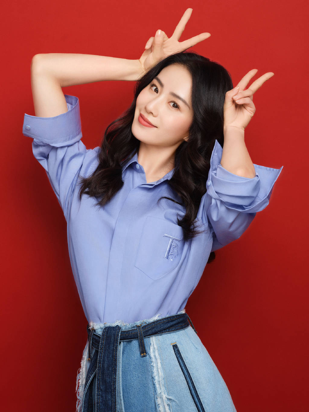 刘诗诗晒蓝衫红底随拍照 手持传统剪纸年味满满-搜狐大视野-搜狐新闻