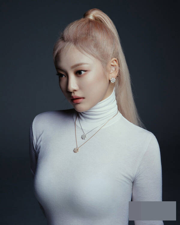 aespa拍早春宣传写真造型素雅 凸显细节精致美-搜狐大视野-搜狐新闻