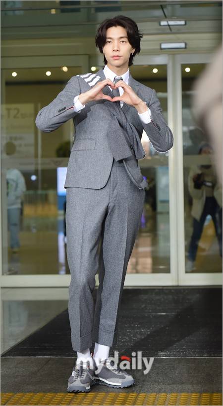 NCT成员JOHNNY等艺人飞往美国出席纽约时装周-搜狐大视野-搜狐新闻