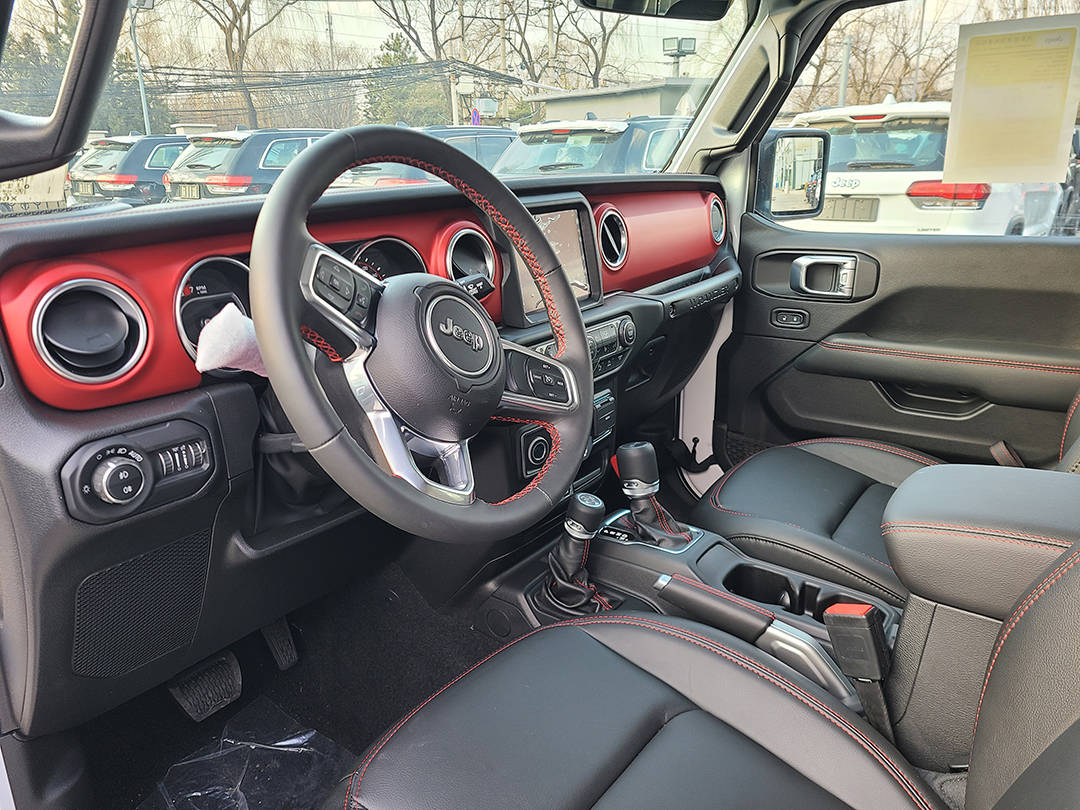 Jeep牧马人罗宾汉两门版白色到店实拍 偶像级硬派越野_搜狐汽车_搜狐网