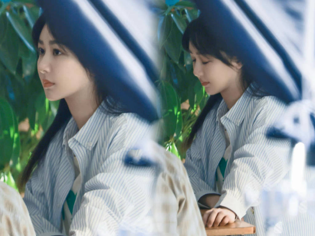 杨紫199爱最新路透曝光 蓝白条纹衬衫半披发超温柔-搜狐大视野-搜狐新闻