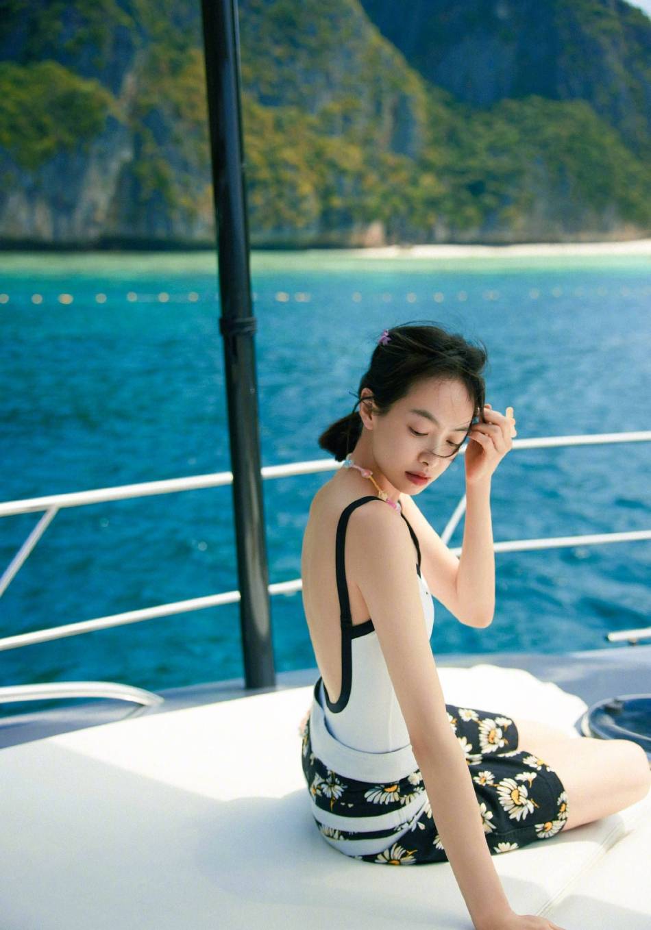 宋茜晒海岛度假随拍穿泳衣秀白皙美背笑容灿烂元气 搜狐大视野 搜狐新闻