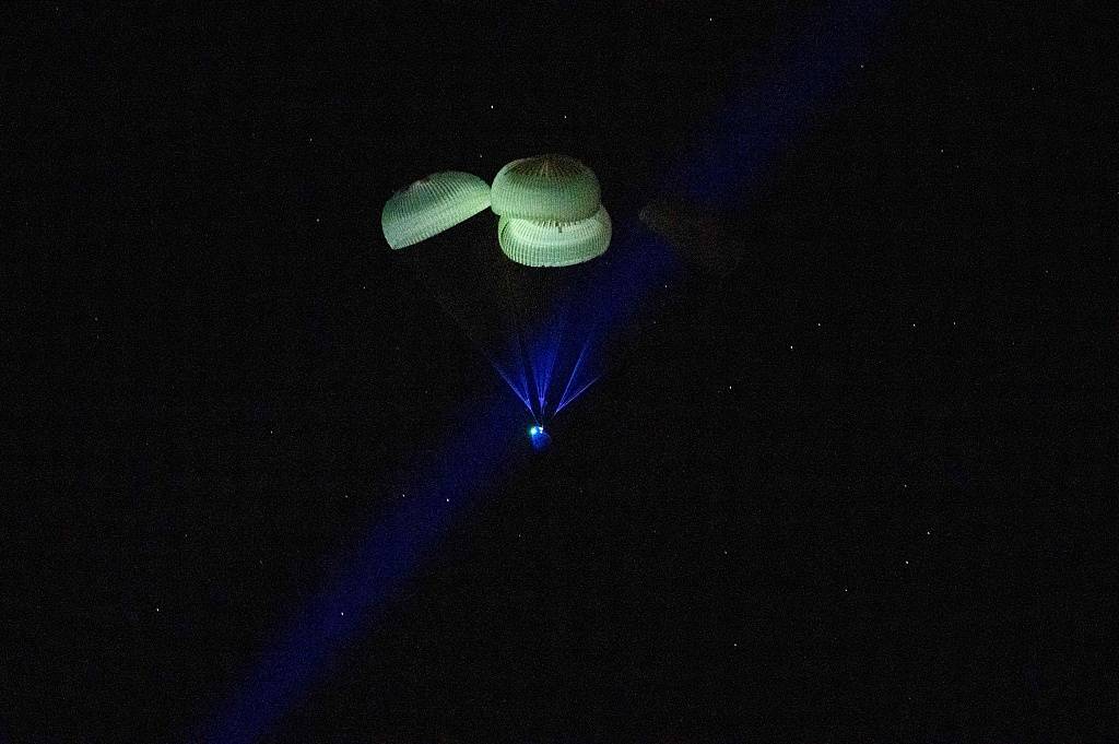 NASA载人龙飞船搭载Crew-5机组返回地球-搜狐大视野-搜狐新闻