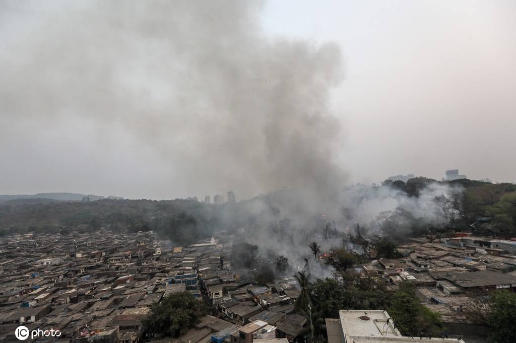 印度孟买一贫民窟发生火灾-搜狐大视野-搜狐新闻