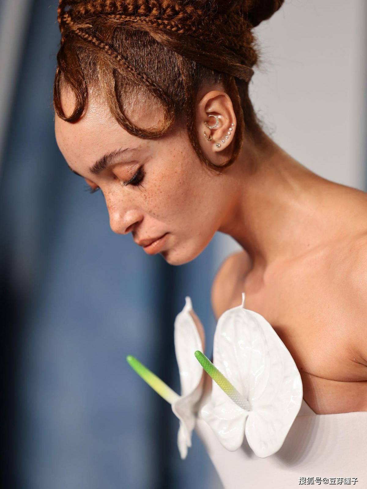 英国名模Adwoa Aboah，独特造型，胸前长出两朵花-搜狐大视野-搜狐新闻