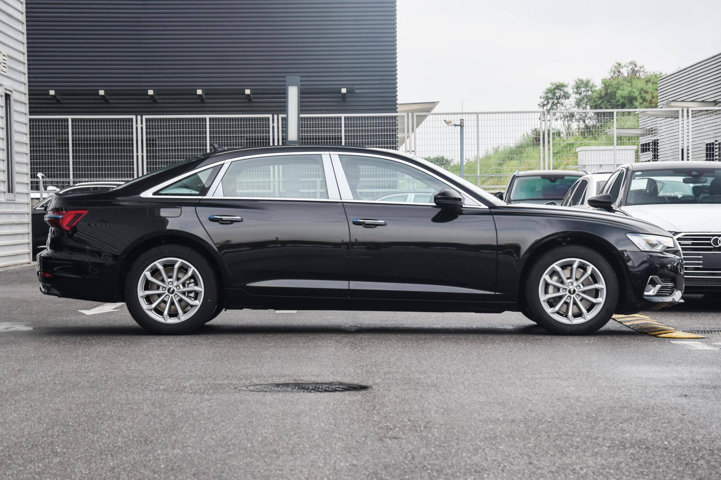 30来万就有空悬+智慧四驱，岚图追光或成5系、E级、A6L的最强劲敌_搜狐汽车_搜狐网