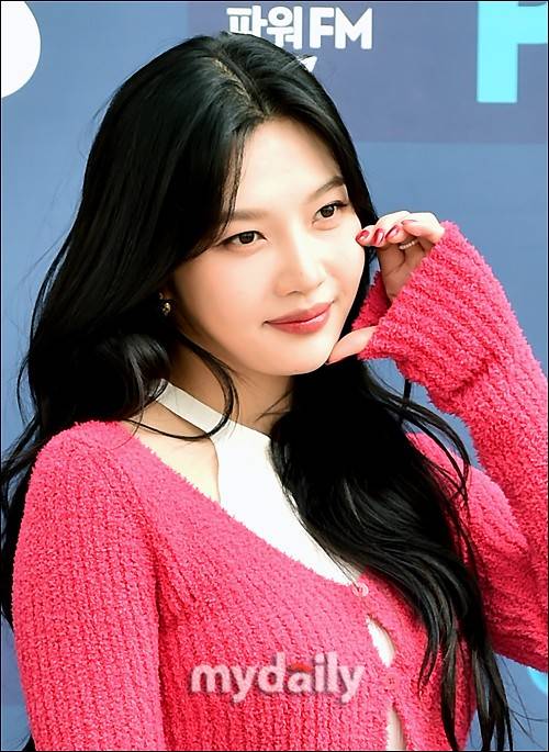 Joy参加《动物农场》节目拍摄 用脸比心娇俏可爱！-搜狐大视野-搜狐新闻