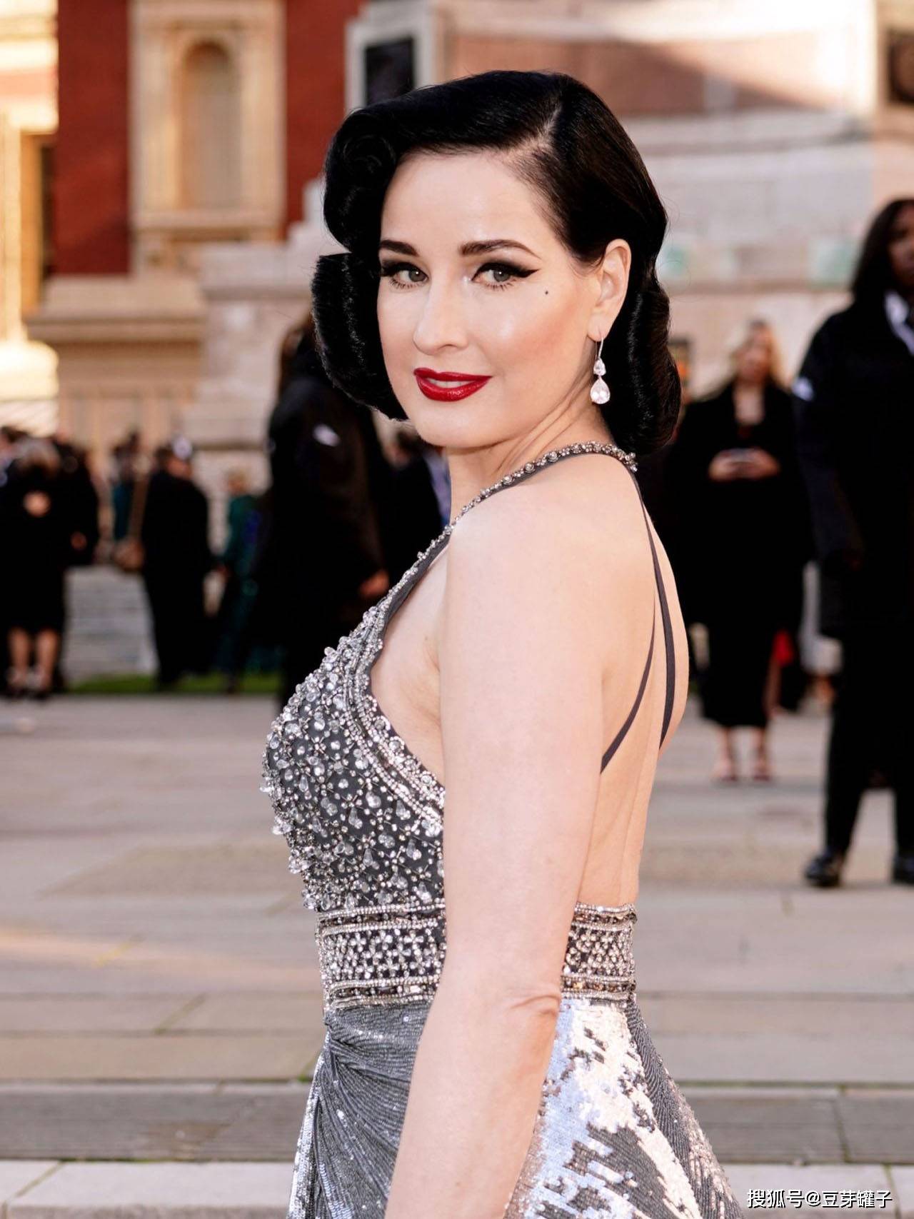 美国舞娘Dita von Teese，曲线凹凸，美艳性感-搜狐大视野-搜狐新闻