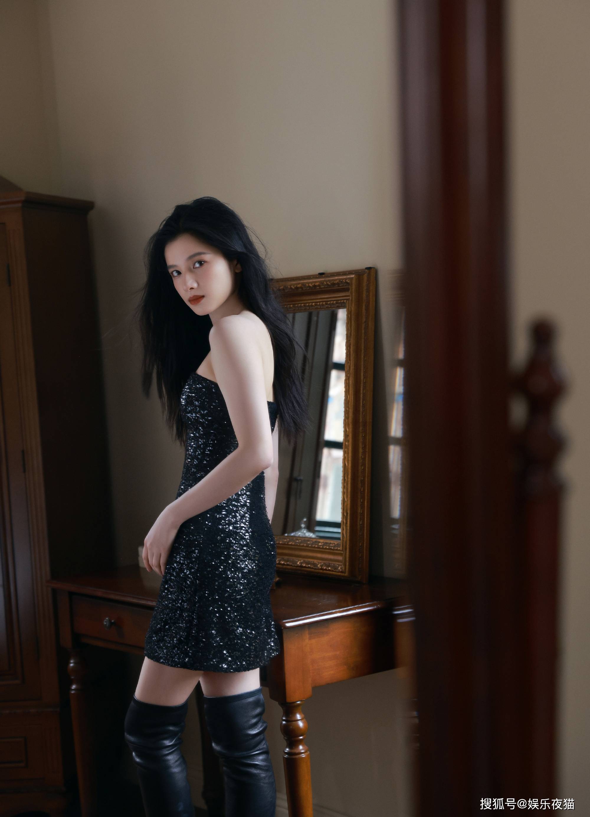 张婧仪一袭黑色抹胸裙搭配黑色长靴写真大秀好身材 搜狐大视野 搜狐新闻