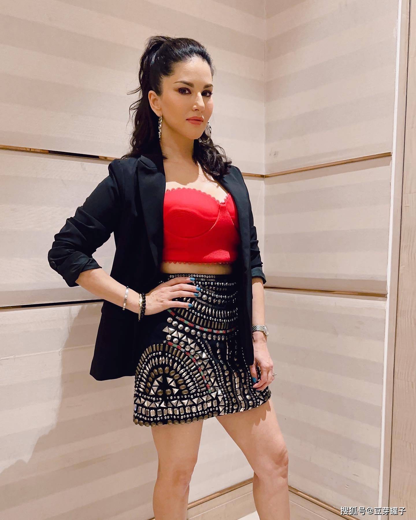 艳星Sunny Leone，曲线婀娜，身材曼妙，丰腴性感-搜狐大视野-搜狐新闻