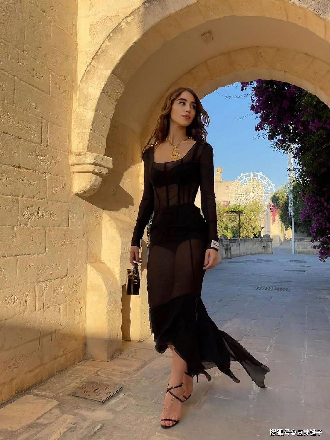 性感女星Caylee Cowan户外写真，曲线玲珑妩媚迷人-搜狐大视野-搜狐新闻