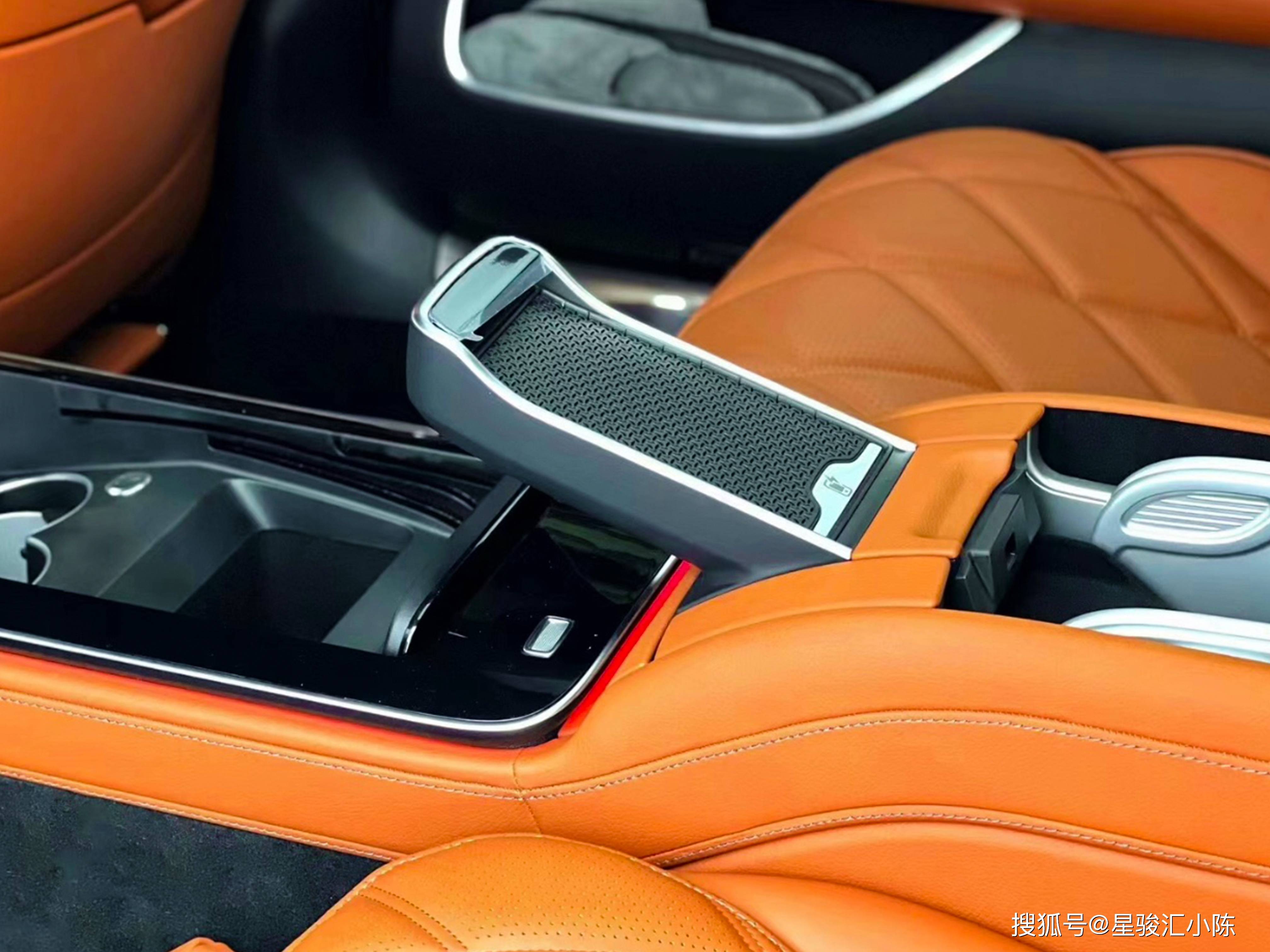 迈巴赫23款S480改装原厂行政四座马鞍，加装折叠桌板更显商务和豪华气息_搜狐汽车_搜狐网