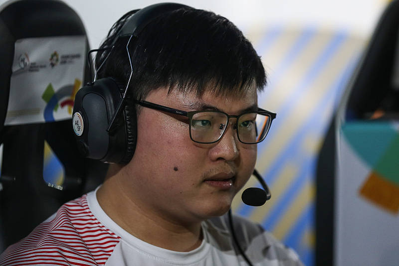 再见LPL最伟大的选手：Uzi退役！但简自豪的旅程还在继续_皇族