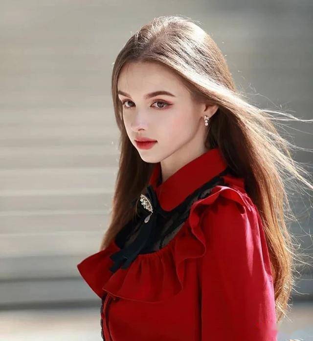 98年的“撕漫女”爆火网络，魔鬼身材人美歌甜，我酸啦_Elina