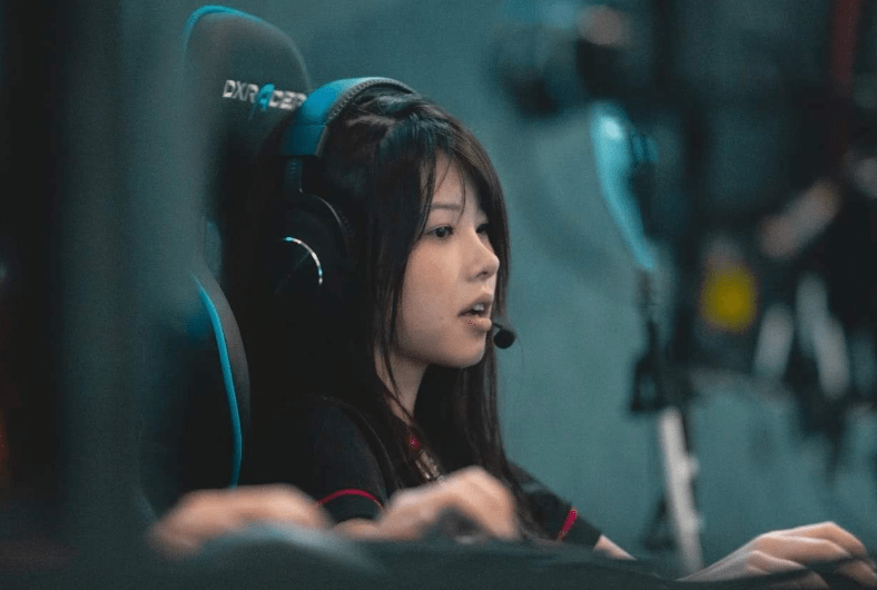 Mayumi成斗鱼LOL区新贵，不会说中文的美女主播，能火多久？_直播