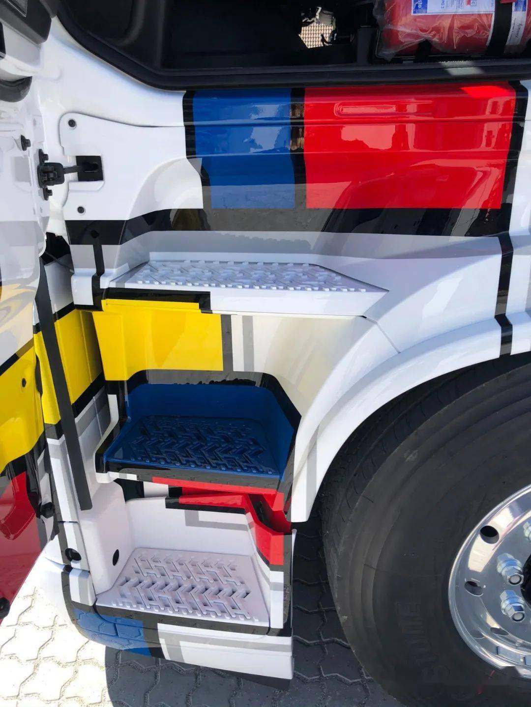 当新款沃尔沃FH牵引车遇见美术家 行走的艺术品诞生了_搜狐汽车_搜狐网