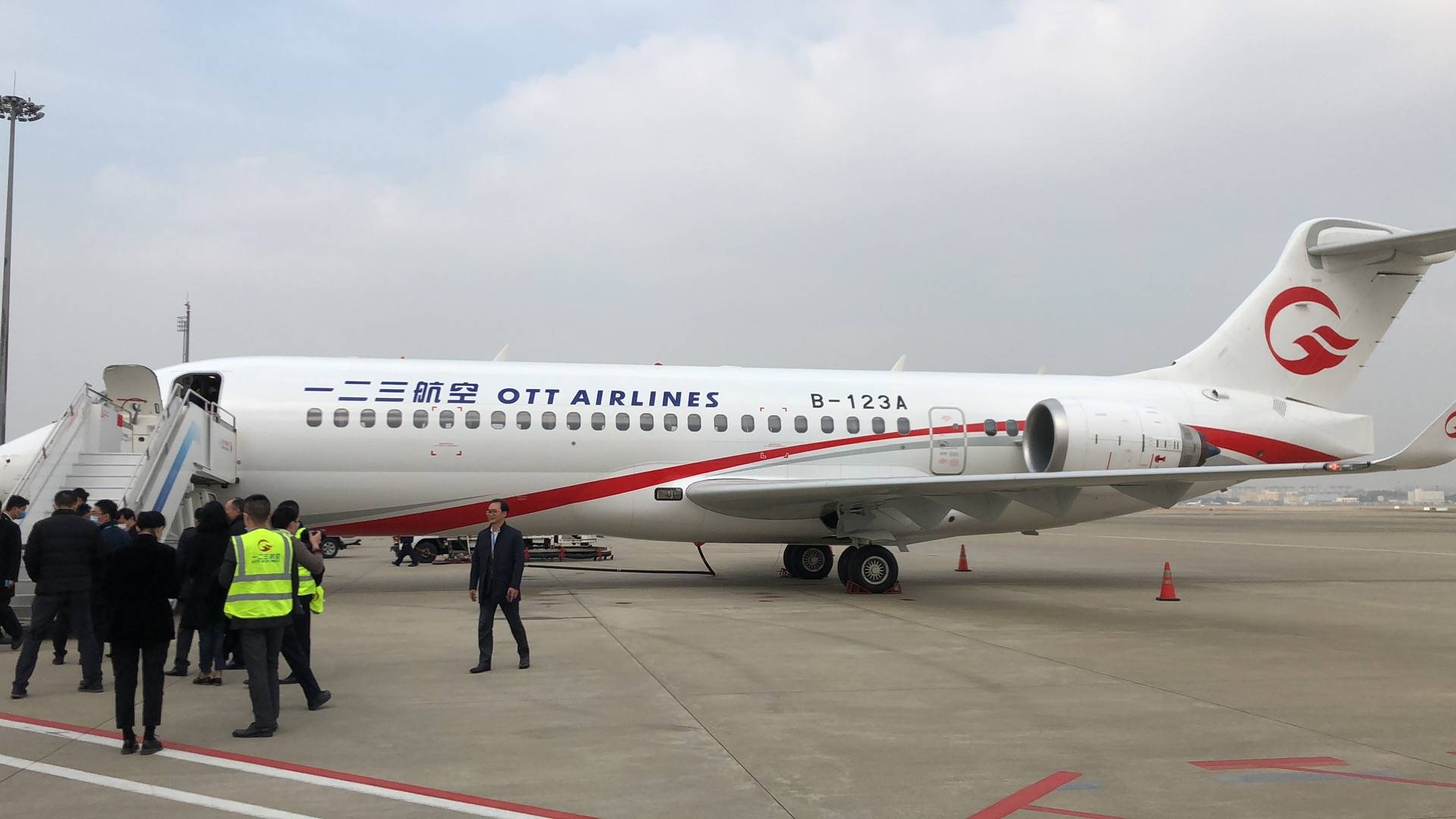 东航旗下一二三航空首航，首班ARJ21客座率超90%_飞机