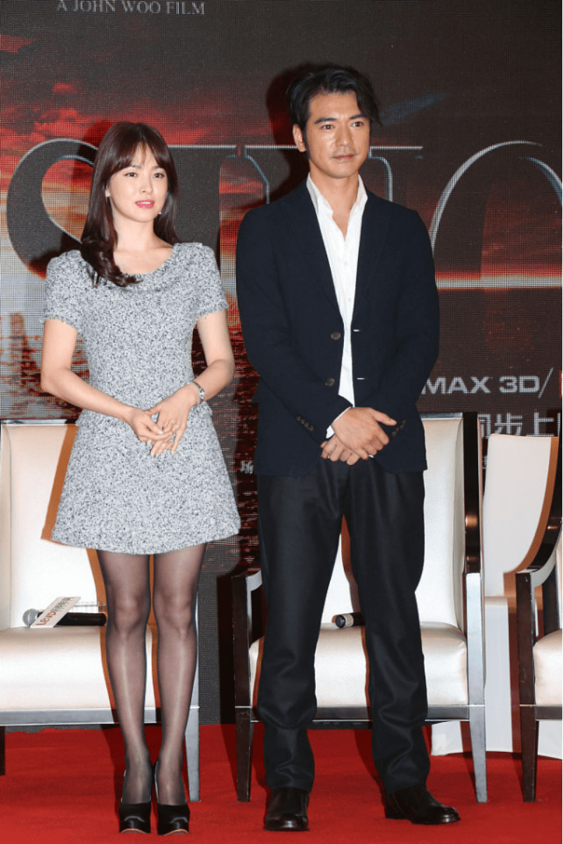 宋慧乔走成熟风更好看，穿短裙配黑色高跟鞋，女人味越来越浓了_服饰