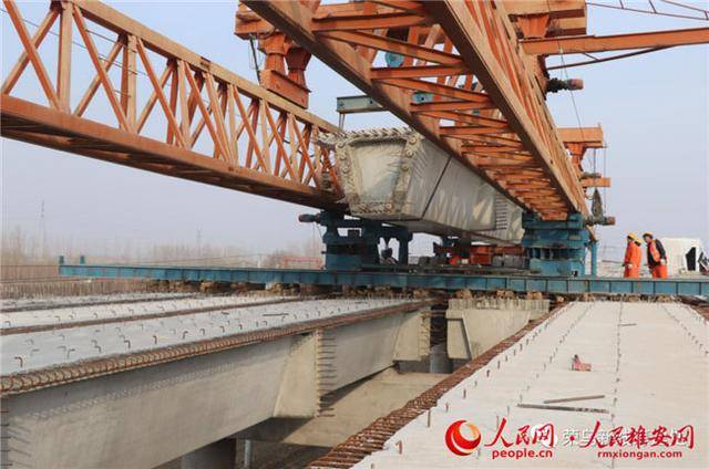 荣乌高速新线ZT6标段实现全幅贯通_施工