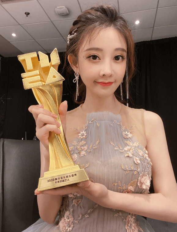 一个宝藏女孩，TMEA红毯仙女造型很惊艳，冯提莫凭实力圈粉_蔡徐坤