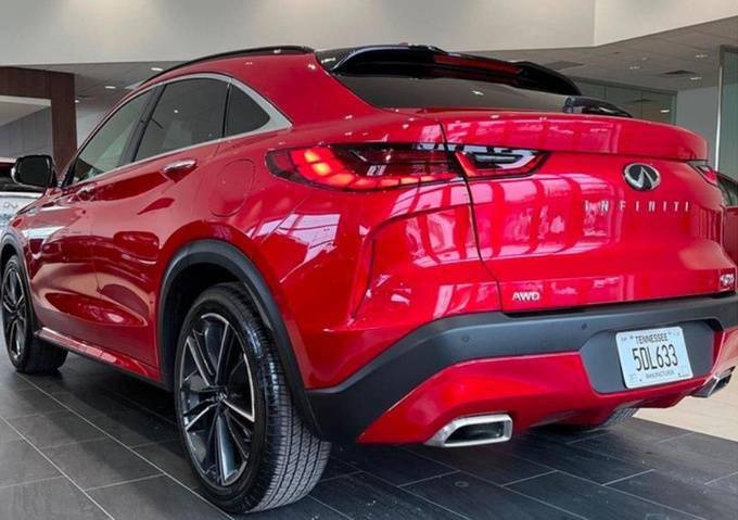 英菲尼迪全新QX55到店实拍！大溜背造型，2.0T动力超宝马X4_搜狐汽车_搜狐网