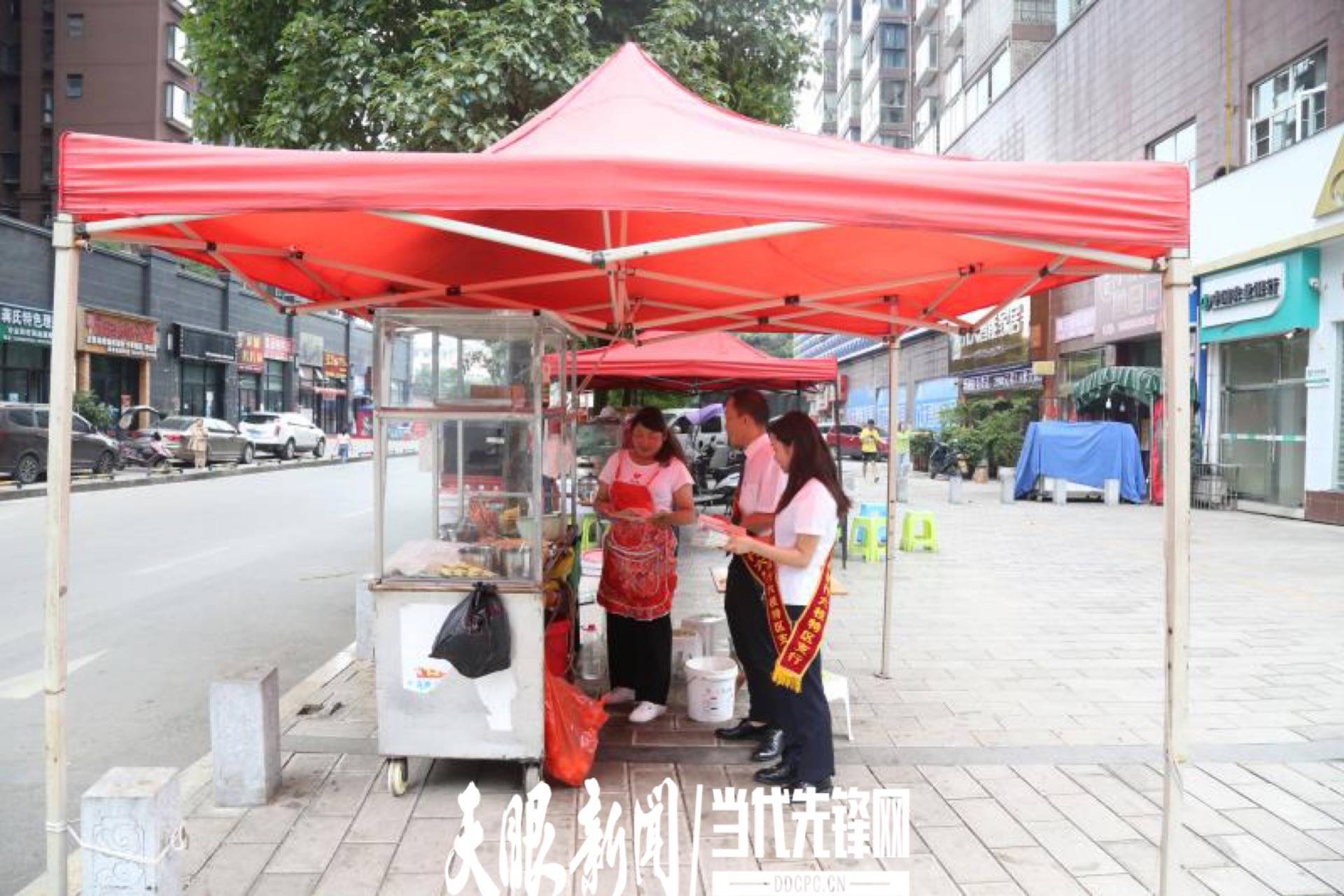 农发行六枝特区支行开展 “优化支付服务 维护支付安全”宣传活动 群众