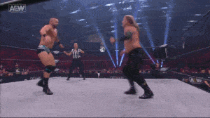 AEW：重磅冠军易手！院长太惨，满身鲜血！前WWE重磅选手来了……_二姐